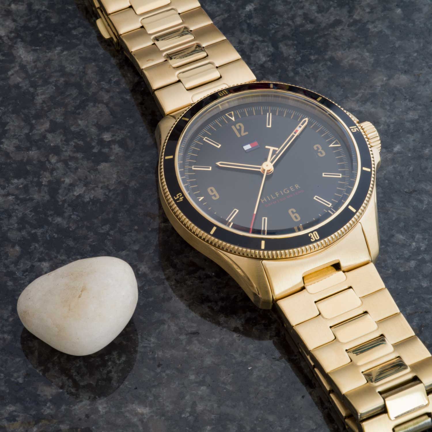 Tommy Hilfiger Maverick arany színű fekete számlapos féri karóra arany ...